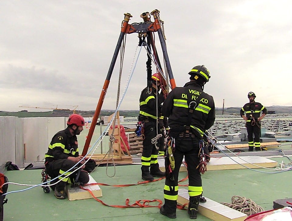 Esercitazione dei Vigili del Fuoco presso il capannone industriale ...